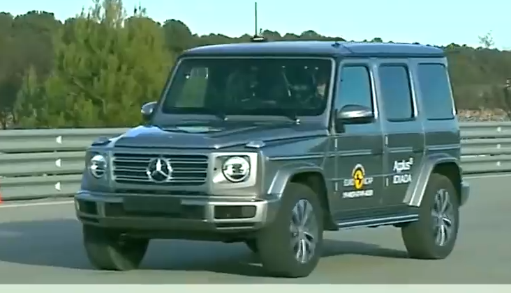 奔驰G级越野车全方位碰撞测试!用料不同凡响,网友:这车有点硬