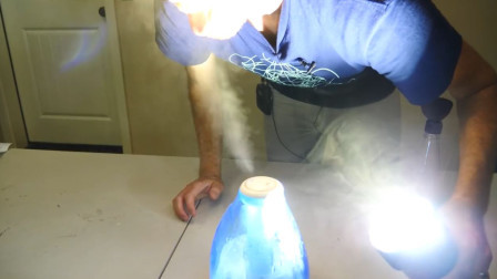 男子将苏打水加入加湿器中,看着加湿器的喷雾,还忍不住尝了一口