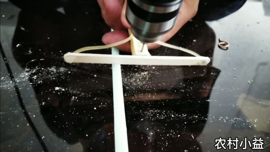 农村小伙拿小木头制作一把小弓箭,回忆童年乐趣