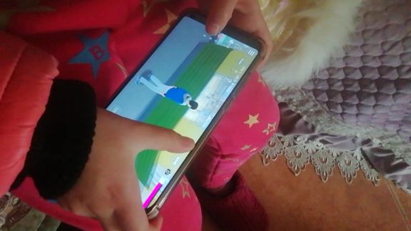 妹妹在玩 樱花校园模拟器