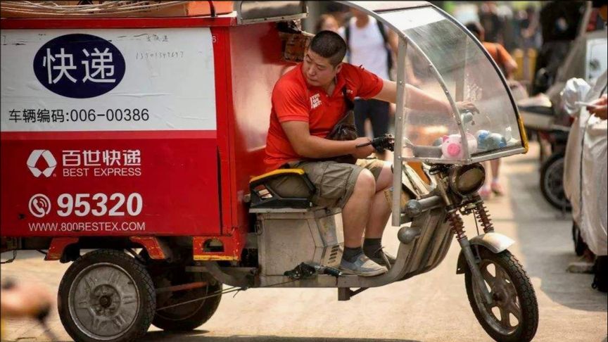 快递小哥倒车撞车,哭着给车主道歉,车主霸气回话:不用赔了