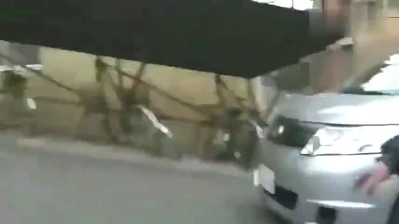 日本海啸发生时的场面,现场一片混乱