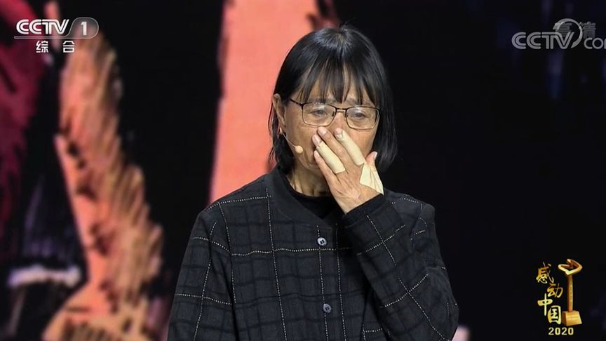 【#张桂梅获颁感动中国时哽咽#】