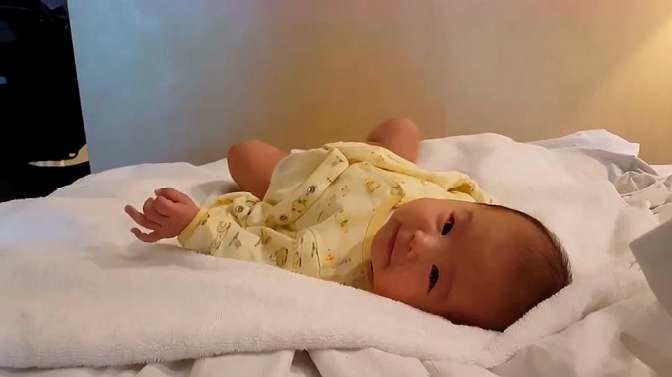 宝宝不知道是不是多动症,动来动去得停不下来