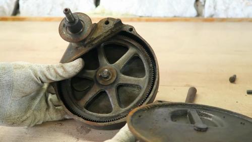 拆开一台手摇砂轮机,看看里面长啥样,翻新一下使用效果杠杠滴