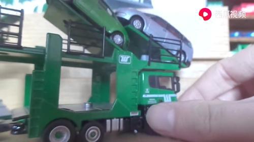 一辆模型卡车,上面装的轿车模型,都是磁铁吸力固定的!