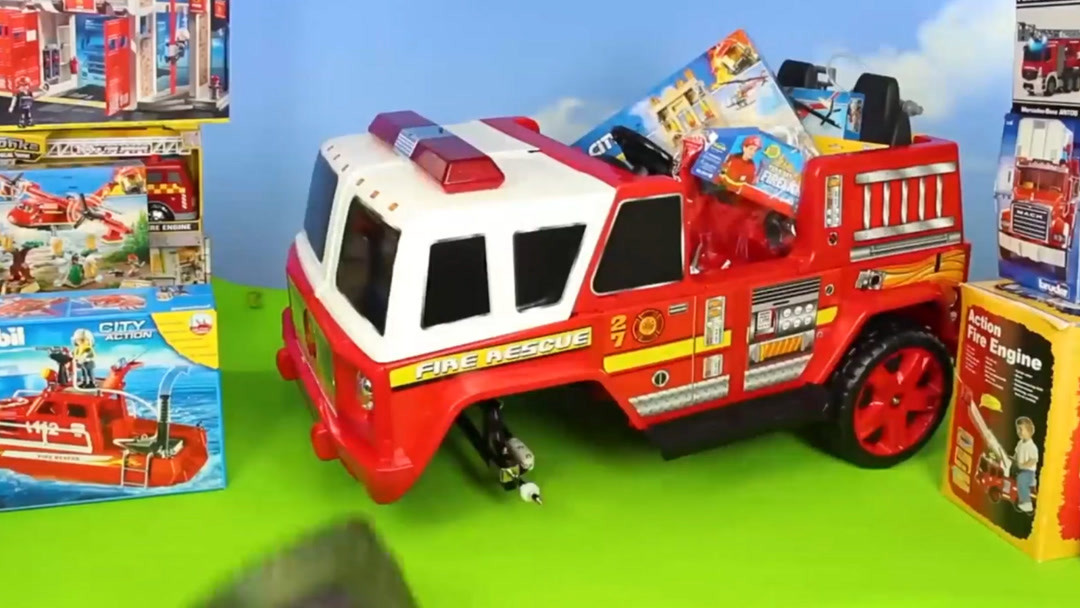 汽车动画:消防车都着火了呢,快点来救火了,速度一定要快啊!