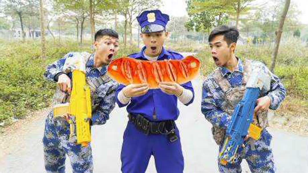 CS真人扮演:爱吃香肠的呆子小伙子与蓝色战警