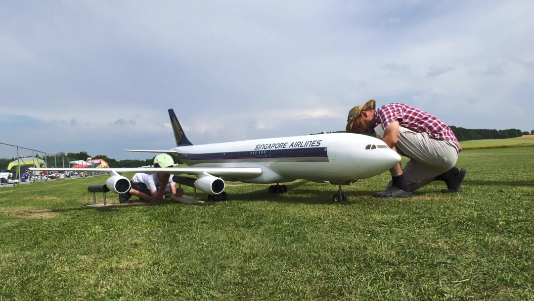 令人爱不释手的微缩模型:外国人制作的民航客机