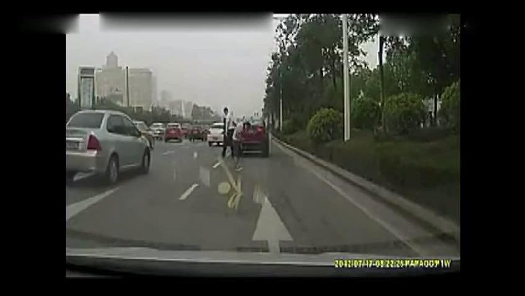 实拍私家车与宝马x6斗气停车理论打架