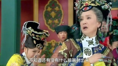 新还珠格格:小燕子踢球,可把皇后吓坏了,大喊暗器!