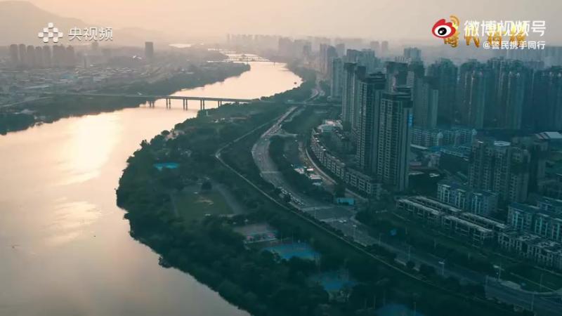 ...这则公益广告就是从“再快一秒”作为创意切入,展现了他们在不同的...