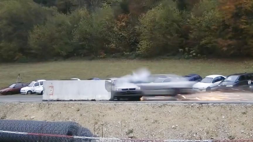 时速200公里撞车有多惨?老外测试,45度下坡直冲水泥桩!