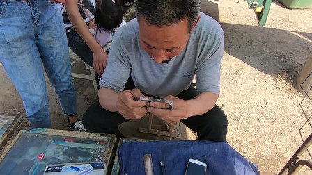 大叔街边摆摊修表,用高超技术拯救手表!