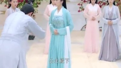 三生三世枕上书:凤九吃着点心,幻想东华来找她