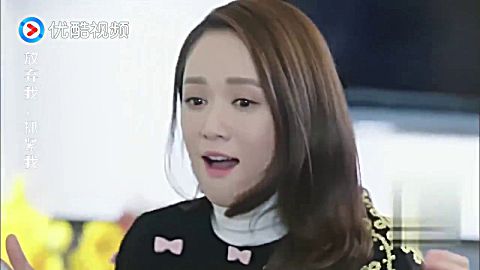 设计师为爱人讲解女装时尚的奥妙,两人互动太有爱了