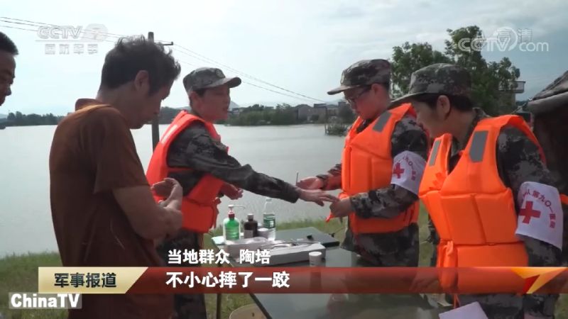 军队医疗队巡诊抗洪一线,为武警官兵和受灾群众解决医疗难题