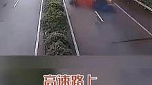 高速路上,大货车发生翻车事故后,#发生的一幕 发生的一幕#百姓生活 #...
