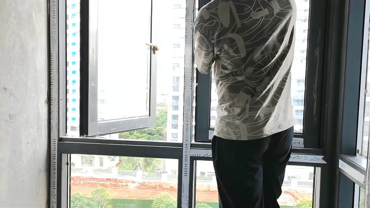 .换装断桥铝,底下,塞水泥砂浆,里外打胶做防水