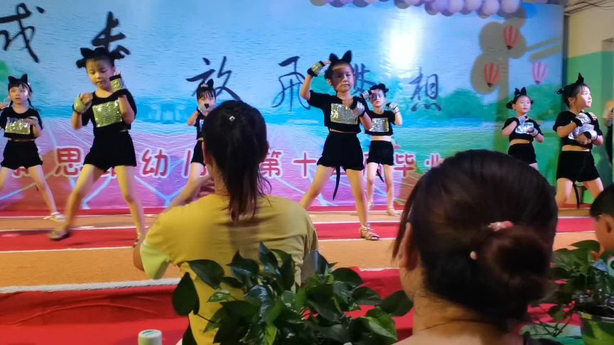 儿子班的毕业演出,串烧舞蹈,