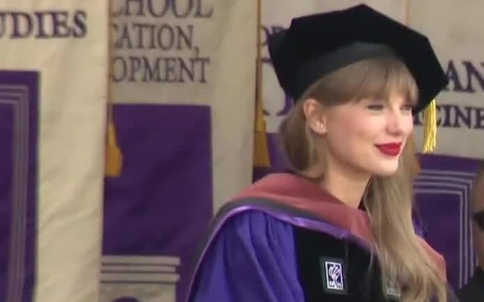 【中文字幕】霉霉纽约大学2022届毕业典礼演讲