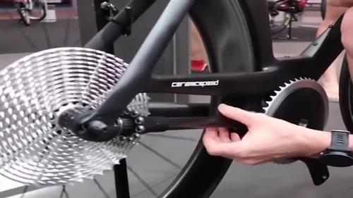 广东土豪花十万买的自行车,连链条都没有,是如何传动的?