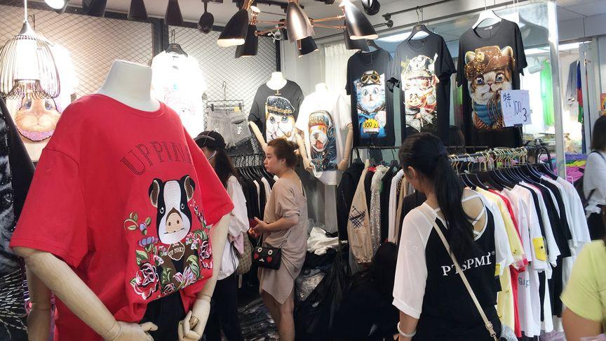 广州女装批发市场,5元起好多美女抢购,硬是把批发市场变成零售