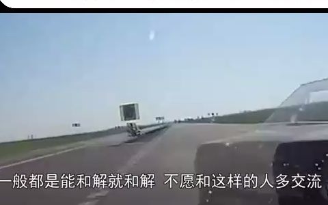 摩托车男子逆行出事故还理直气壮,看到这一幕后秒怂!