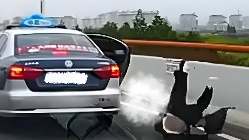 女子从行驶中出租车打开车门跳车,上海浦东警方通报