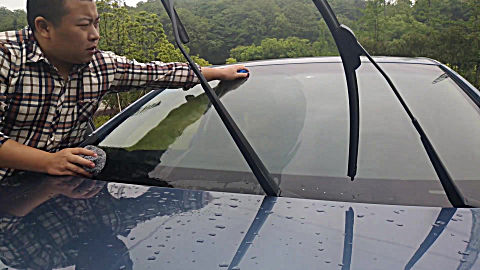 英朗在4S店沾满飞漆,车身变磨砂手感,小伙自己动手清除