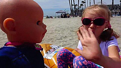 小萝莉用太空沙沙土给芭比娃娃做美味的午餐儿童英语动画片