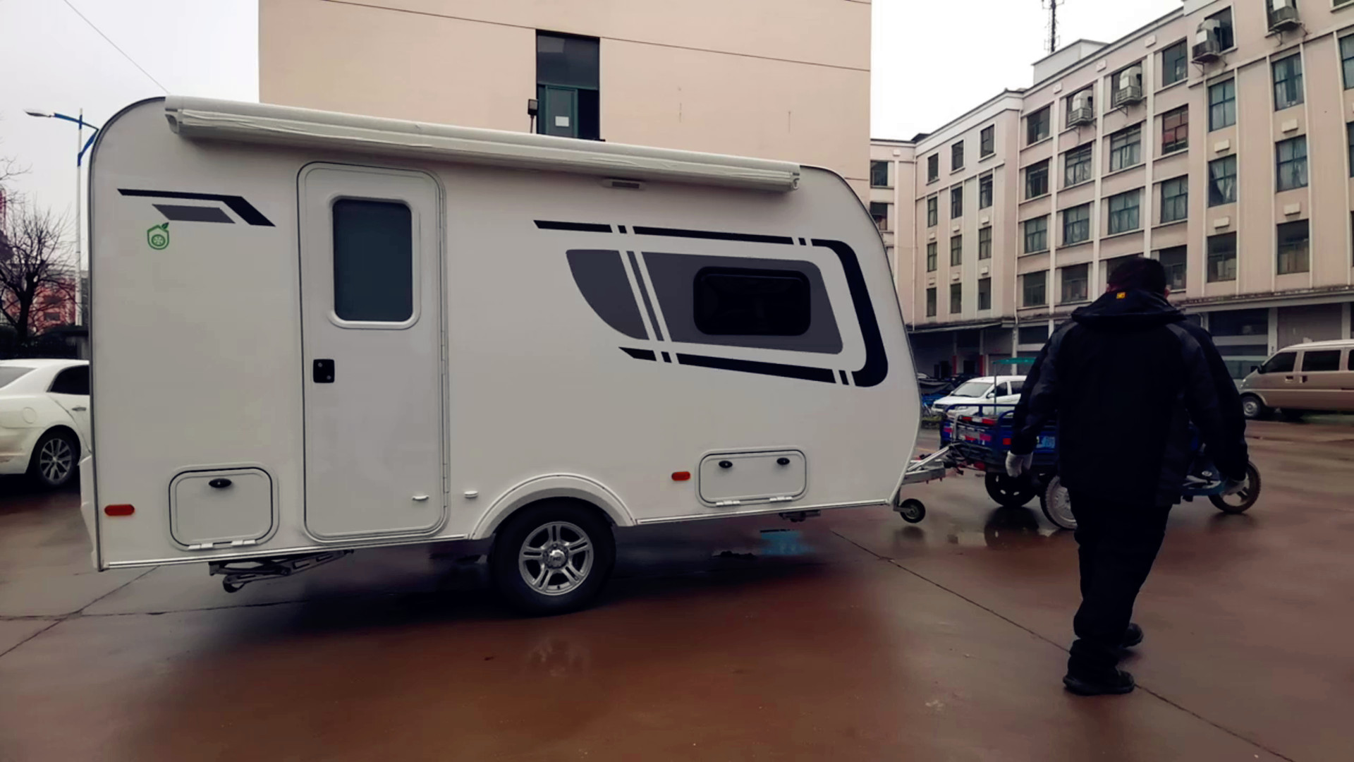 电动三轮车拖着5.6米房车去旅行,看看能拖得动吗