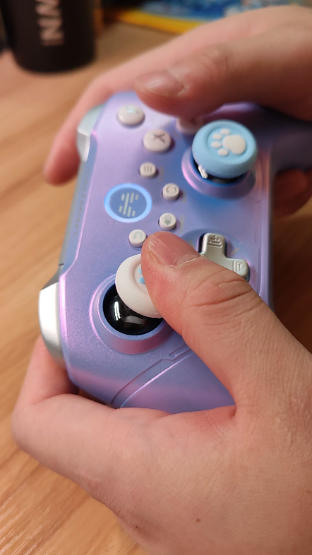 ...星云 手柄机身通体为PC材质,手柄的上表面采用磨砂处理,中部刻印了...