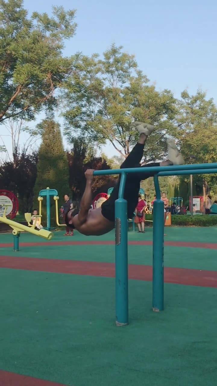 今天练一下双杠