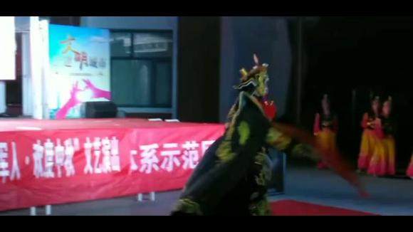 来到老家,为家乡的亲戚朋友演出