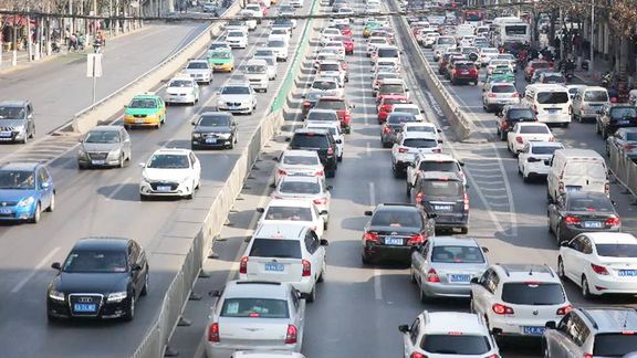 新手开车上路,遇到堵车时不会使用半联动?让老司机教教你!