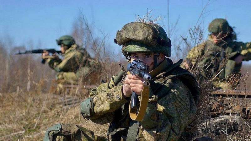 战场上能随便捡地上的枪支使用吗?老兵:后果很严重,有三点原因