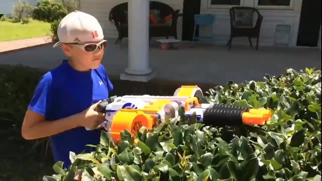 真人版CS:熊孩子玩具枪大战