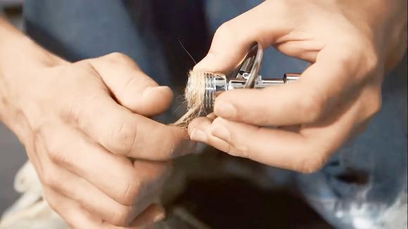 德国水电师傅装角阀不用生料带却缠上麻丝 这工艺落后不
