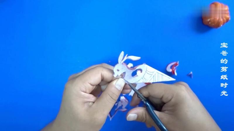 小兔图剪纸,按九角折纸方法将纸折好,设计图案,剪制完成作品