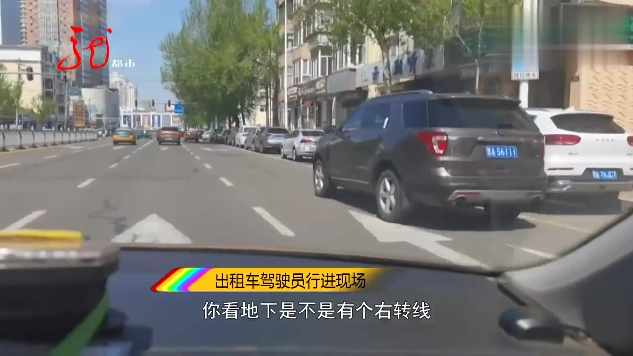 一个路口俩标识一个允许右转一个禁止通行司机心里发蒙