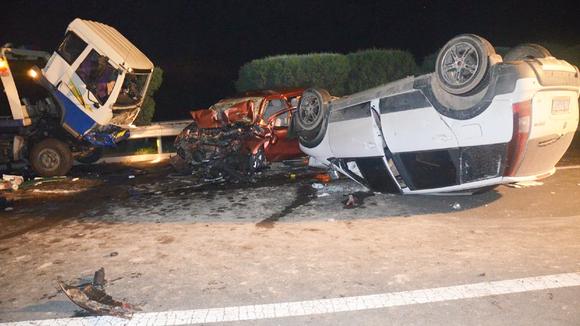 近期全国重大车祸死亡合集,载6人的士逆行撞半挂车,仅1人生还!