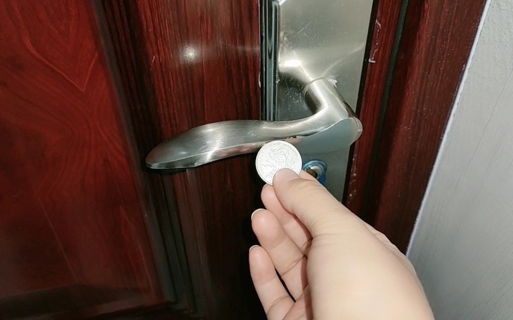 门被反锁不用急?只需一枚硬币,不用找开锁匠,1秒快速打开