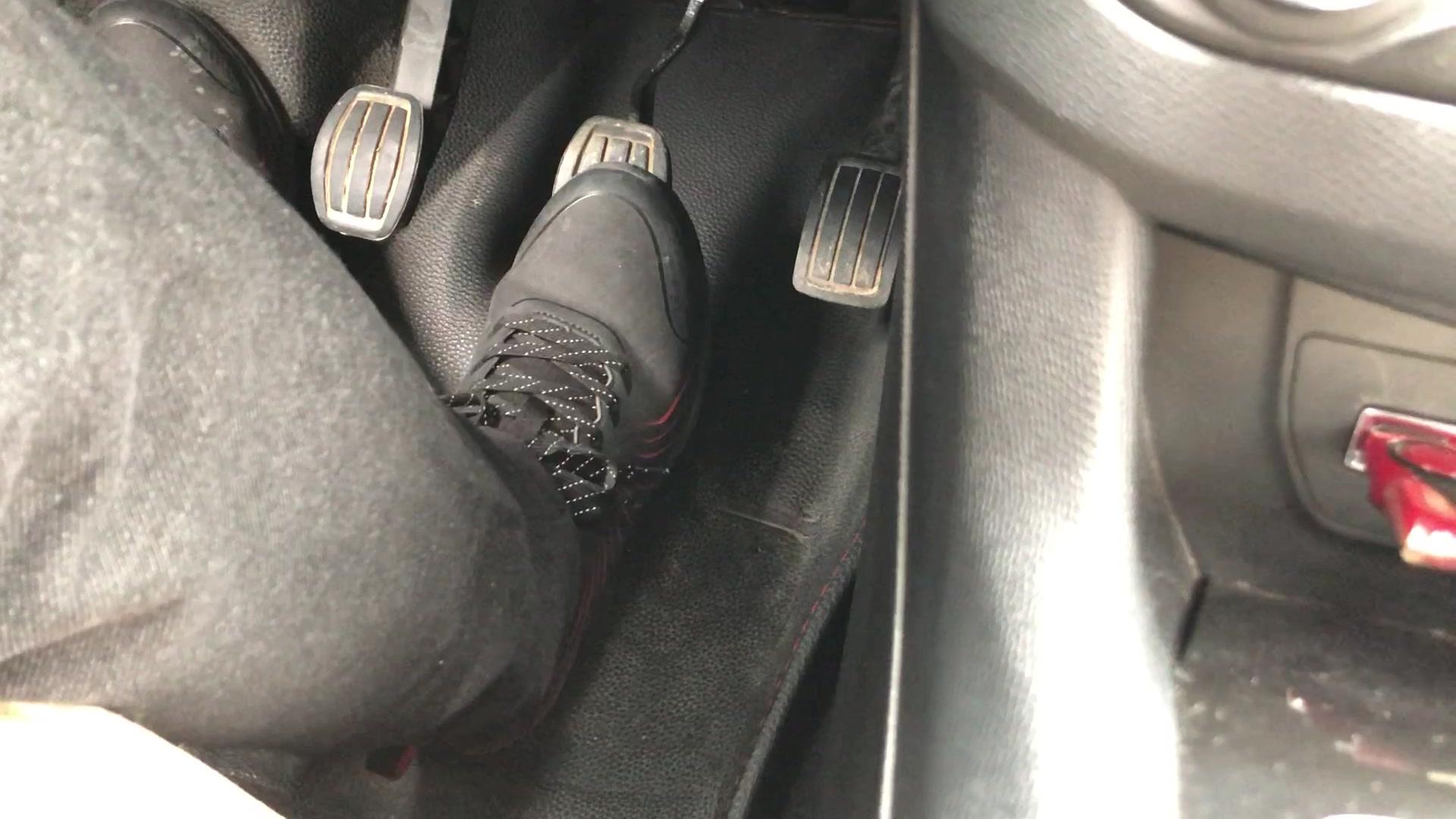 手动挡下坡,踩刹车同时要不要踩离合器?很多司机都错误