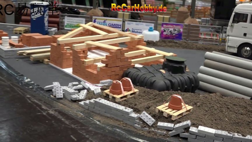 欧洲RC模型卡车和打桩机一起工作,看屋子建材像是在淘宝买的
