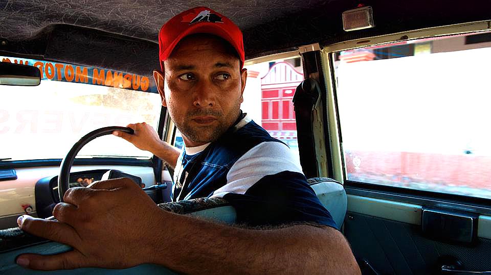 印度大叔改装汽车,4个倒挡1个前进挡,一开就是15年!