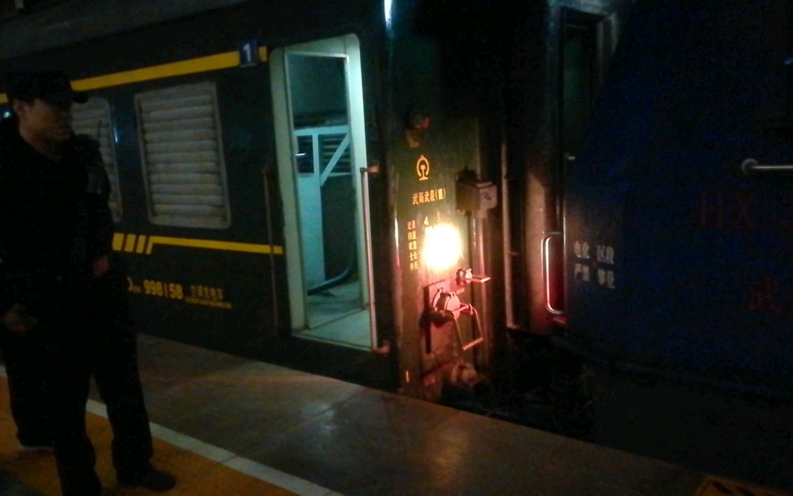 【HXD3C 牵引 25K】伪特T49次列车郑州站机车换挂作业,本务更换为...