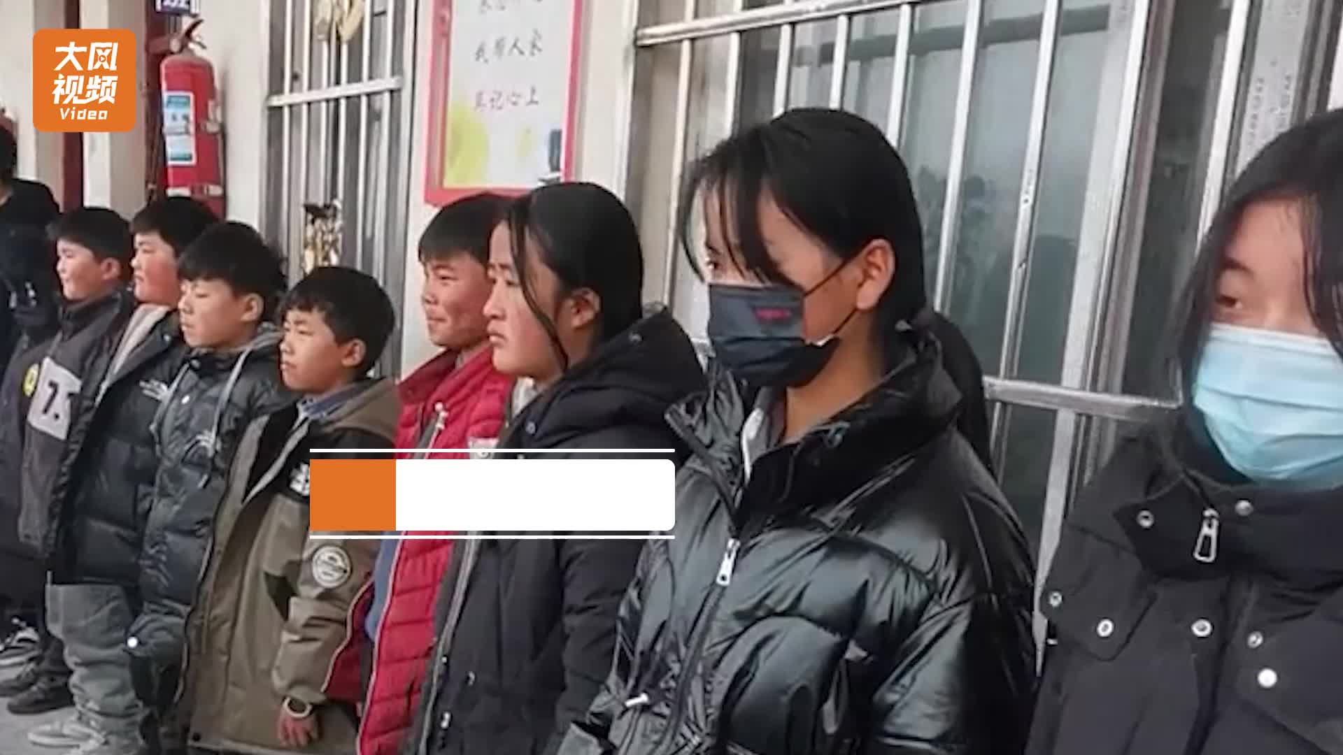班主任组织开学第一课,教室外眺望父母工作:感恩比学习更重要
