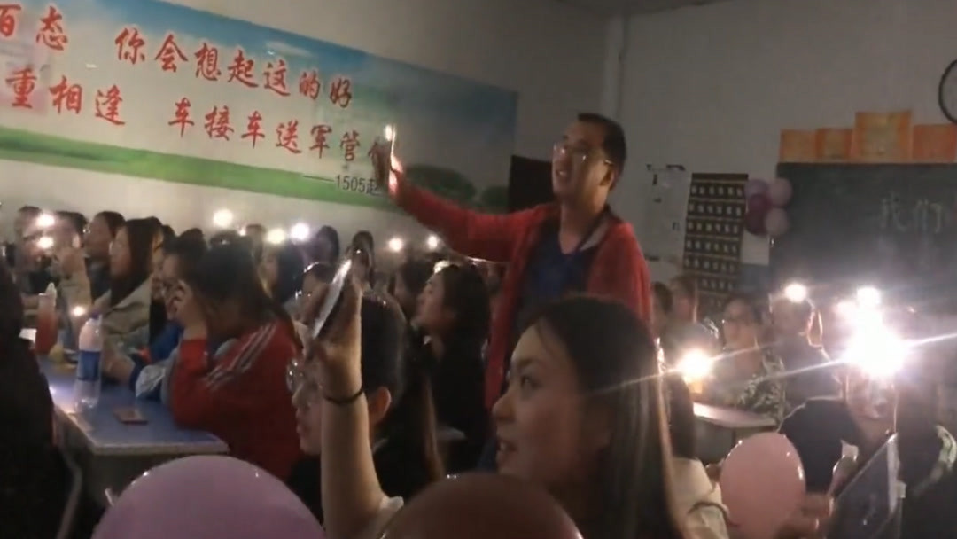 学生毕业,为了送别老师全班合唱《再见》,当场哭成泪人!