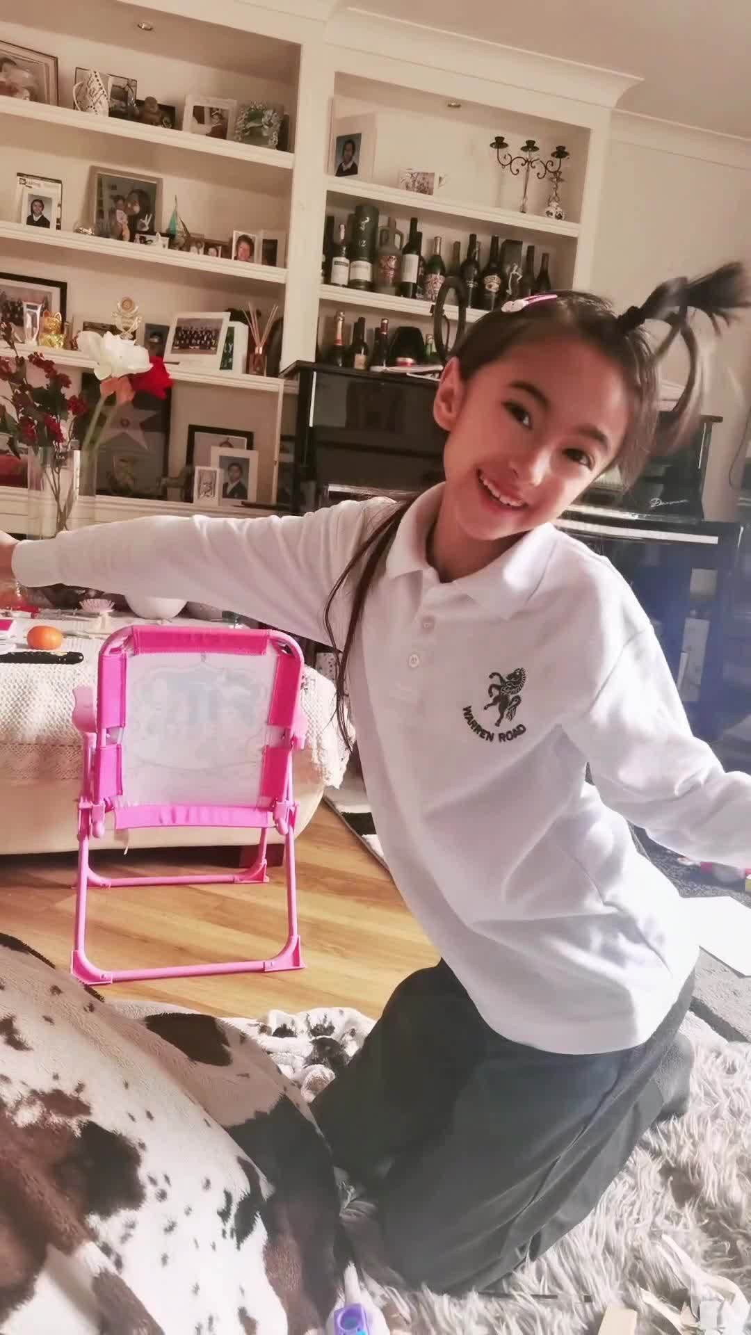 小仓娃哈哈,家人们,这两天直播,请关注我妹妹,我俩不定时播